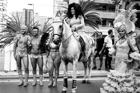 베니돔에서 게이 프라이드 퍼레이드에서 춤을 추고 즐거운 시간을 보내는 사람들 Pride Lgbtqi Event에 대한 스톡 사진 및 기타 이미지 Pride