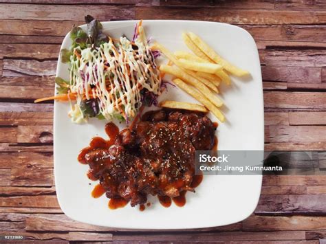 돼지고기 또는 쇠고기 스테이크에서 근접 촬영 감자 튀김 또는 칩과 야채 샐러드와 함께 제공 됩니다 감자 요리에 대한 스톡 사진 및 기타 이미지 Istock