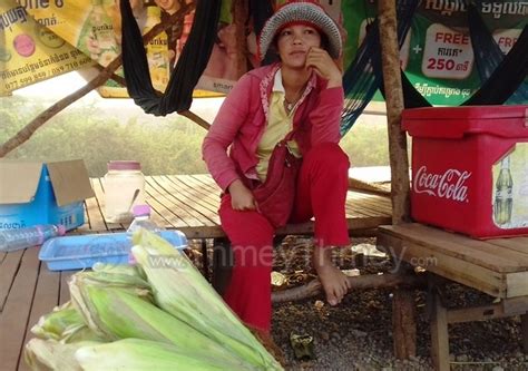 អ្នកស្រី ស៊ិន ចាន់ សុខ មិន ចង់ទៅ ថៃ សុខចិត្ត លក់ ពោត ស្ងោរ តាមផ្លូវ ជាតិ លេខ ៥