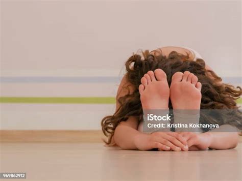 젊은 예쁜 여자는 가벼운 미니 멀 스튜디오 클래스 룸에서 요가 연습 앞으로 장착 하 고 후퇴 공간에서 실내 소녀 벤드 포즈