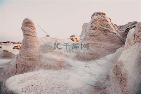希腊基克拉迪群岛米洛斯岛萨拉基尼科的白色粉笔悬崖高清摄影大图 千库网