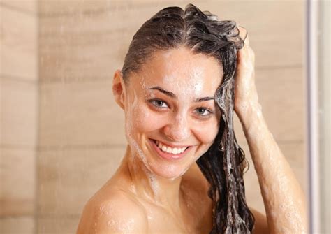 Mujer Hermosa Joven Bajo La Ducha En El Baño Foto Premium