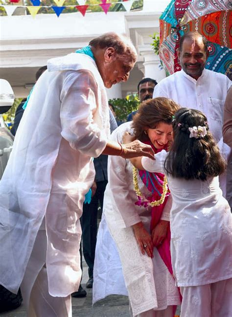 देश भर में होली की धूम रक्षा मंत्री राजनाथ सिंह ने अमेरिकी वाणिज्य