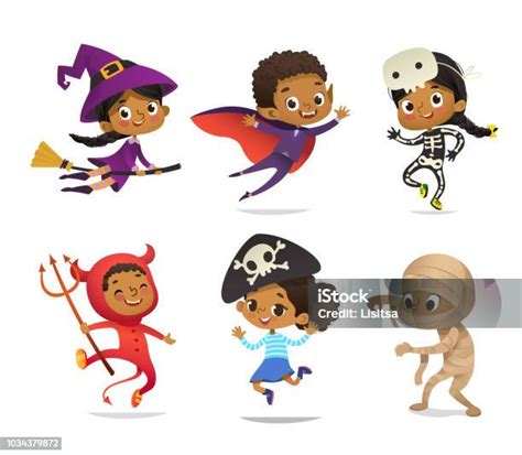 남자와 여자 흰색 배경에 고립 할로윈 의상을 입고의 아프리카계 미국인 집합입니다 만화 벡터 캐릭터의 꼬마 마녀 해 적 드라큘라 악마 해골 미 라 파티 웹 마스코트 귀여운에