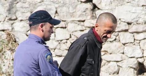 Се шири снимката од бруталното претепување во Дубровник Го тепале младото момче додека не