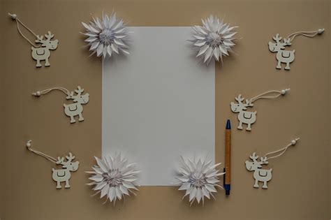 축하나 소원을 위한 공간 텍스트 펜 4개의 종이접기 및 나무 사슴 클로즈업 상위 뷰 Diy 베이지색 배경을 위한 복사 공간이