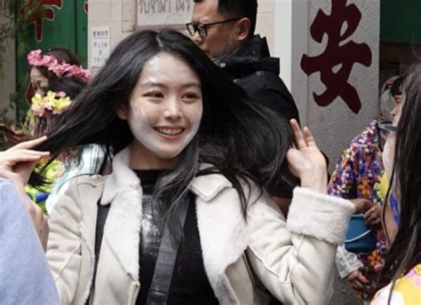 TVB newscaster Jacky Lin Ting Ting dazzles at Kowloon City Songkran ...