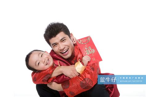 穿着唐装的父子合影 蓝牛仔影像 中国原创广告影像素材