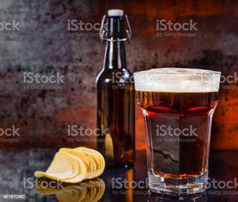 유리 갓 흑맥주의 검은 거울 표면에 뿌려 진된 맛 있는 칩 근처 맥주 병을 부 어 Ale에 대한 스톡 사진 및 기타 이미지