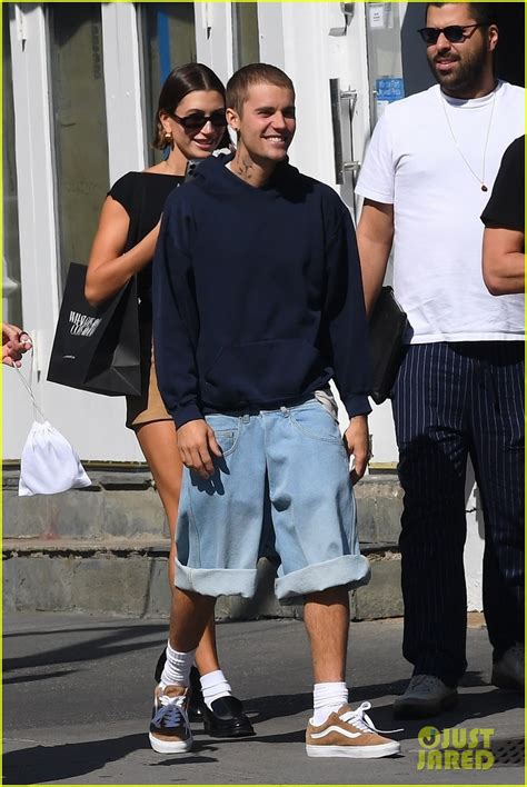 Justin Bieber Goes Shirtless For Walk In Nyc With Wife Hailey Photo