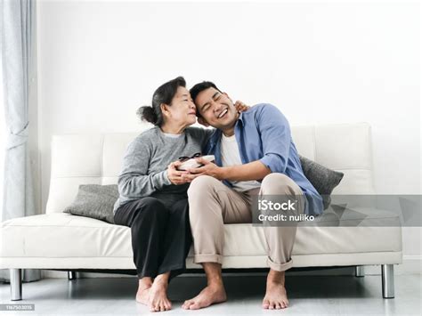 어머니의 날 축하를 위해 어머니에게 선물 상자를 주는 행복한 아시아 남자 어머니에 대한 스톡 사진 및 기타 이미지 어머니 아시아인 아들 Istock