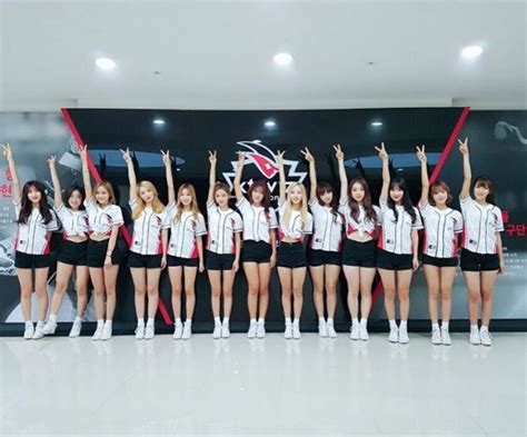 우주소녀 야구 유니폼 인증샷 시선 강탈