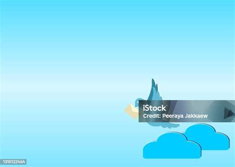 블루 캐리어 비둘기는 무료 복사 공간과 구름 파란색과 흰색 그라데이션 색상 배경 위에 비행 문자를 들고 통신 개발 개념 전자