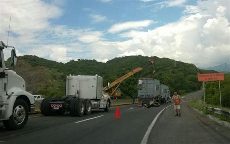 Solo daños deja volcadura de contenedor Noticias Manzanillo