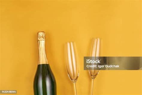 샴페인 한 병과 노란색 배경에 두 개의 빈 안경 상단보기 텍스트 공간을 복사합니다 0명에 대한 스톡 사진 및 기타 이미지 0