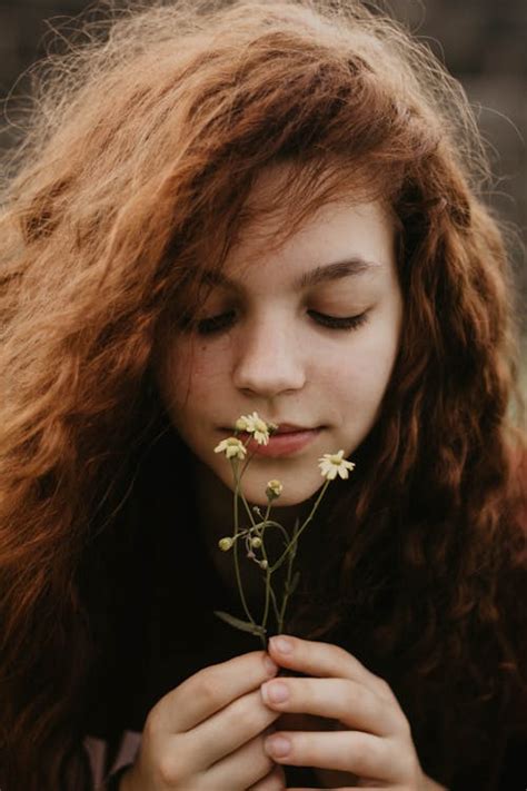 Kostnadsfri Bild Av Ansikte Blommor Flicka Håller Långt Hår