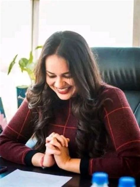 Ias Tina Dabi का लेटेस्ट वीडियो हो रहा वायरल फ्रेंड के साथ कैफे में
