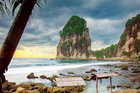 Pantai Pangasan Surga Tersembunyi Di Pacitan