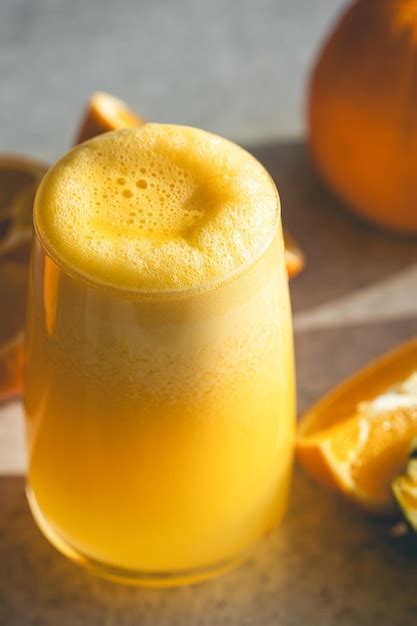 Um Copo De Suco De Laranja Em Close Up Em Um Fundo Desfocado Com