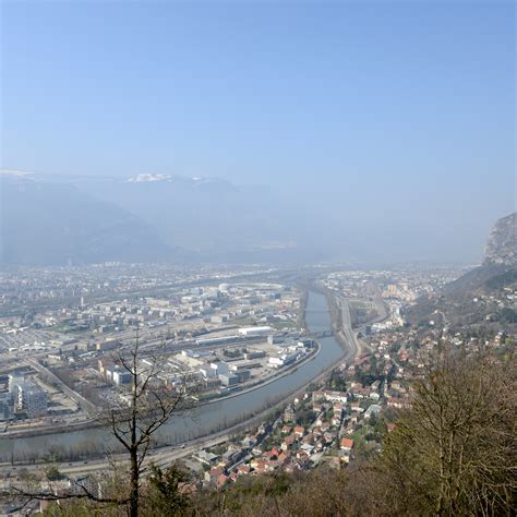 Grenoble Un Homme Tue Sa Compagne En Pleine Rue Et Blesse Deux Autres
