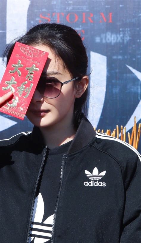 杨幂没化妆就参加活动，当高清镜头拉近看清脸上的绒毛，33岁状态一目了然腾讯新闻