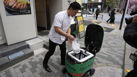 Canggih Ini Robot Pengantar Makanan Di Jepang