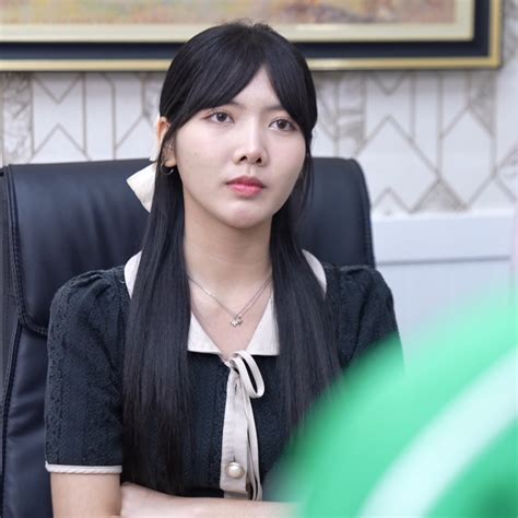 น่าอาย บัณฑิตใหม่จบปริญญา กราบพ่อที่เป็นรปภ น่าอาย บัณฑิตใหม่จบปริญญา กราบพ่อที่เป็นรปภ By