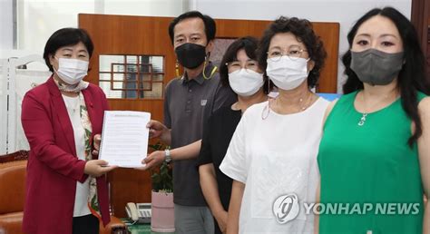 재외국민 우편투표 관련 서명서 전달받는 서영교 위원장 연합뉴스