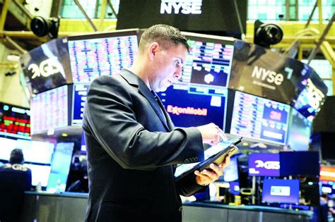 نمو الاقتصاد الأمريكي يتباطأ ووول ستريت تتراجع صحيفة الخليج