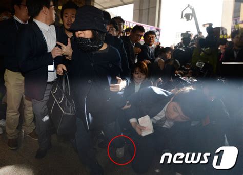 구두 벗겨진 최순실 뉴스1