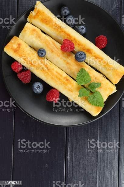 팬케이크는 라스베리와 블루 베리와 함께 롤링됩니다 전통적인 아침 식사와 음식 건강한 식생활에 대한 스톡 사진 및 기타 이미지 건강한 식생활 꿀 달콤한 음식 Istock