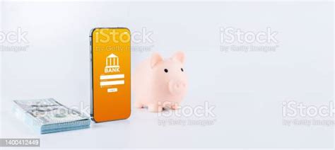 모바일 뱅킹 응용 프로그램 인터넷 온라인 은행 앱이있는 휴대 전화 흰색 배경에 백 달러 지폐가있는 돼지 은행 돈을 절약 비즈니스 지갑 0명에 대한 스톡 사진 및 기타 이미지