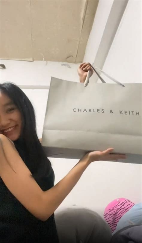新加坡少女晒爸爸送500蚊「名牌袋」被嘲笑！竟逆襲成為品牌模特兒，獲創辦人親自招待！