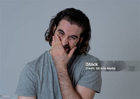우울 하 고 필사적으로 슬픔을 느끼는 슬픈 과민 한 남자 우울 된 소식통 남성 초상화입니다 사람들의 얼굴 표정과 감정 우울증에