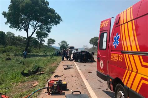 Mulher morre e outras duas pessoas ficam feridas em acidente envolvendo cinco veículos em
