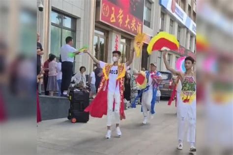 结婚当天请来乐舞队助兴，打头阵的竟然都是男孩子乐舞男孩子