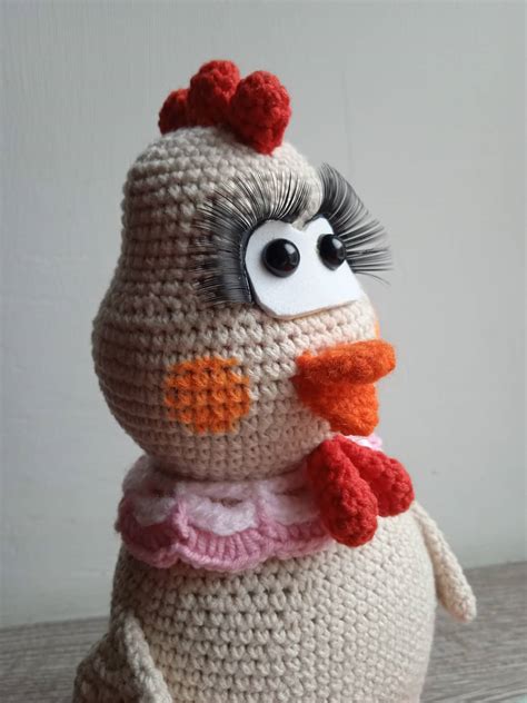 „ხშირად ღამე ვქსოვ“ კრუხი წიწილებით კალათები მოქარგული კვერცხებით და