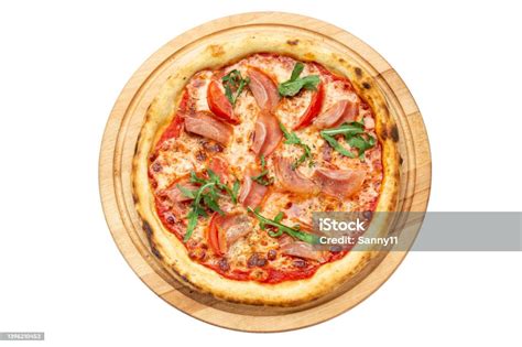 흰색 배경에 고립 된 나무 접시에 맛있는 피자를 제공합니다 피자 메뉴 음식점 이나 피자 가게에 대 한 개념 포스터 건강에 좋지