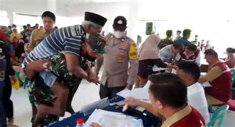 Mengharukan Aksi Anggota Tni Di Jember Gendong Kakek Tua Renta Ambil Blt