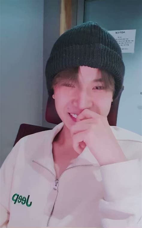 Vee loves 방찬 fan account on Twitter RT tiniehee heeseungs