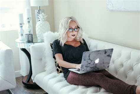 Rekomendasi Casing Laptop Cantik Nggak Lebay Cocok Buat Cewek Urbandigital