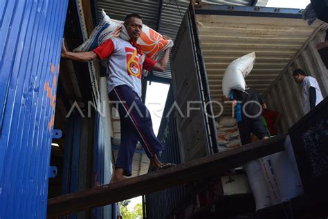 BULOG SALURKAN BANSOS BERAS PKH ANTARA Foto