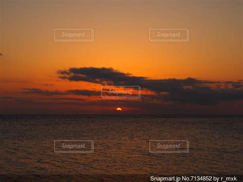 水平線に沈む太陽の写真・画像素材 7134852 Snapmart（スナップマート）