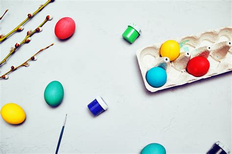 행복한 부활절 회색 콘크리트에 색깔계란 추상적 인 배경에 꽃 모피 물개 버드 나무 여러 가지 빛깔의 페인트 브러시 수채화 플랫