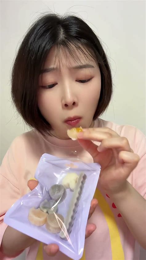 第一次吃网上很火的腊瓶糖，10元7个，一吃一个不吱声蜡瓶糖 蜡瓶糖测评 网红糖果 Youtube
