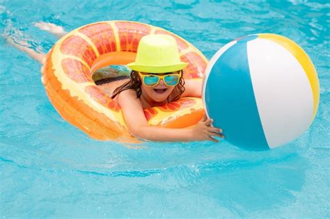 Niño Feliz Jugando En La Piscina Concepto De Vacaciones De Verano