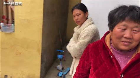 婆婆嫌公爹大白天老睡觉，拿起棍子就要打，儿子在一旁看笑话 Youtube