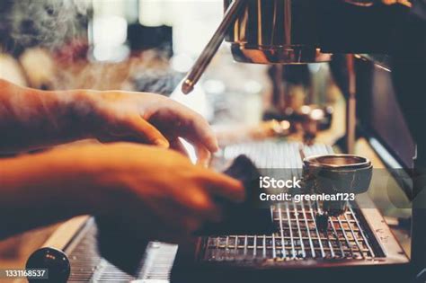 카페에서 커피를 만드는 바리스타 사람 에스프레소 머신의 따뜻한 음료 컵 음료 레스토랑 비즈니스 빈티지 필터 이미지 갈색에 대한