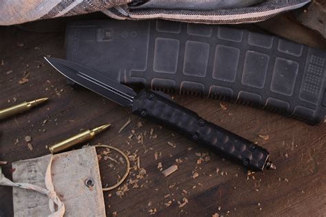 Microtech Signature Series Makora 3 3 Otf Auto 3 3 Black Aluminum And Black Traction Inlays