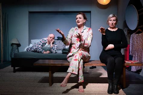 Divadlo Nová scéna Bratislava KOMÉDIA SEX PRE POKROČILÝCH PRE NEPOČUJÚCICH DIVÁKOV